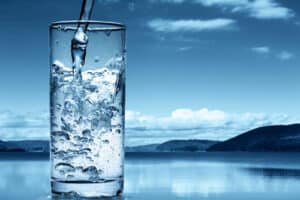 Eau pure : santé, usages, utilisations et prix (2025)